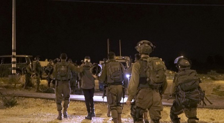 الاحتلال يعتقل 10 فلسطينيين رؤيا الإخباري