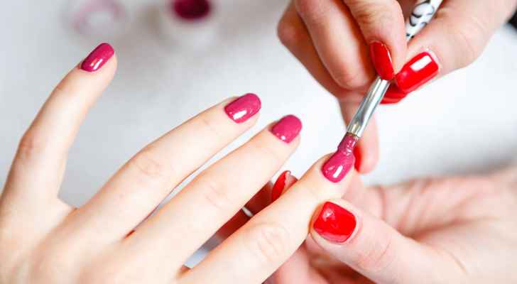 أضرار استخدام جل الأظافر .. تعرف عليها | رؤيا الإخباري